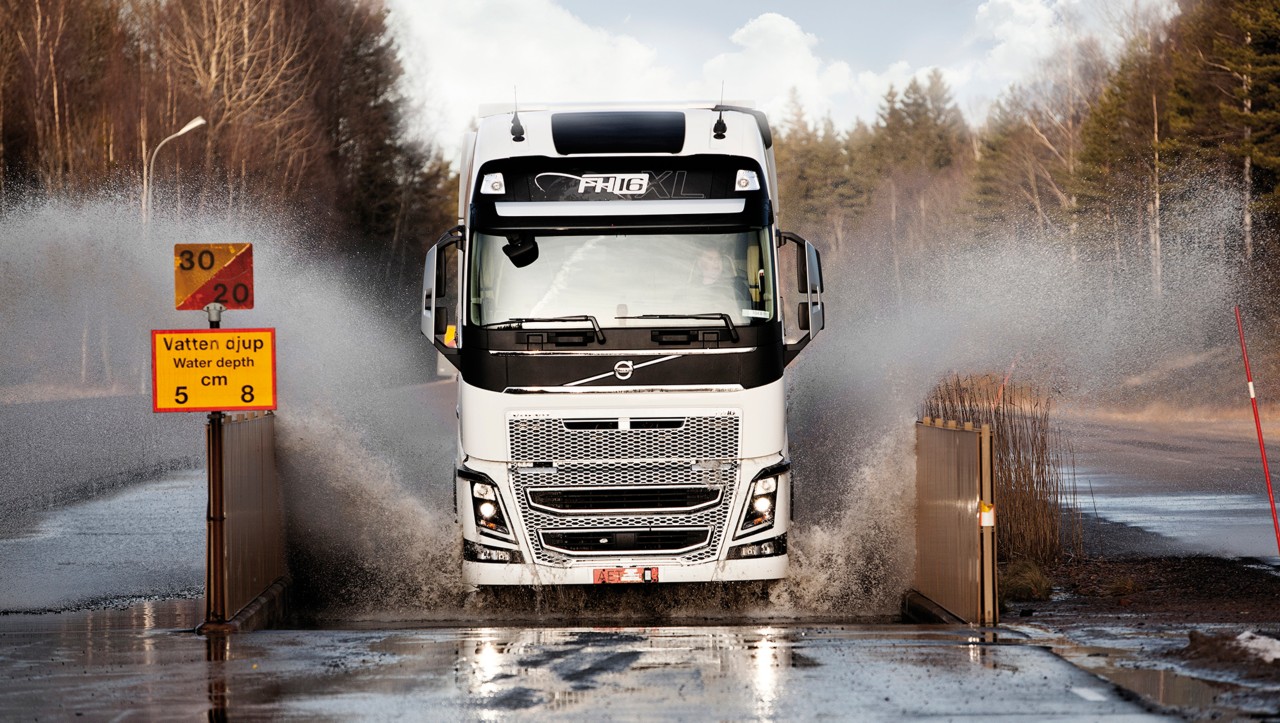 25 ways Volvo FH keeps the roads safe | Volvo Trucks